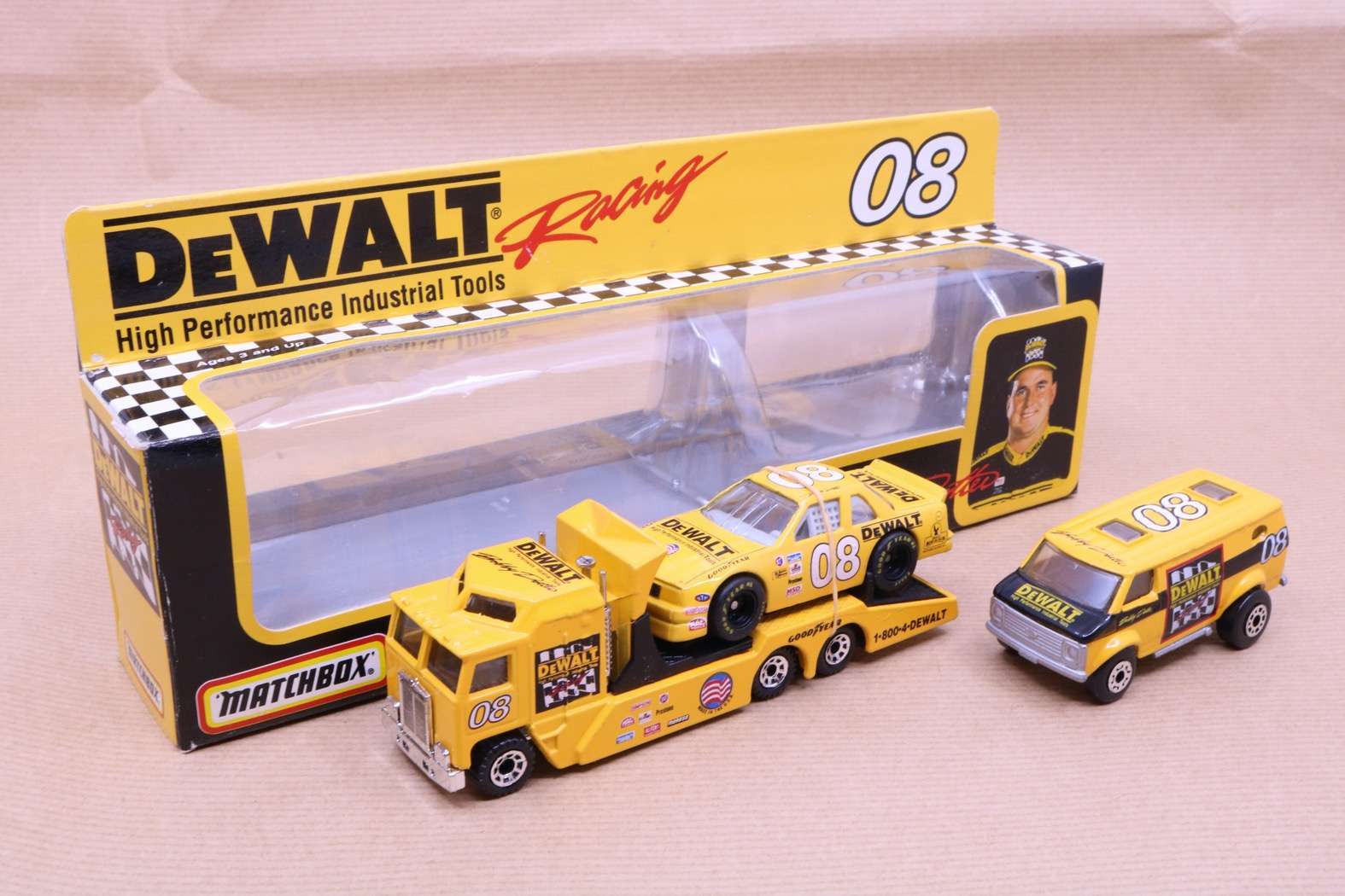 Matchbox (Team Convoy) DEWALT - Kenworth Transporter + Chevrolet Lumina ...