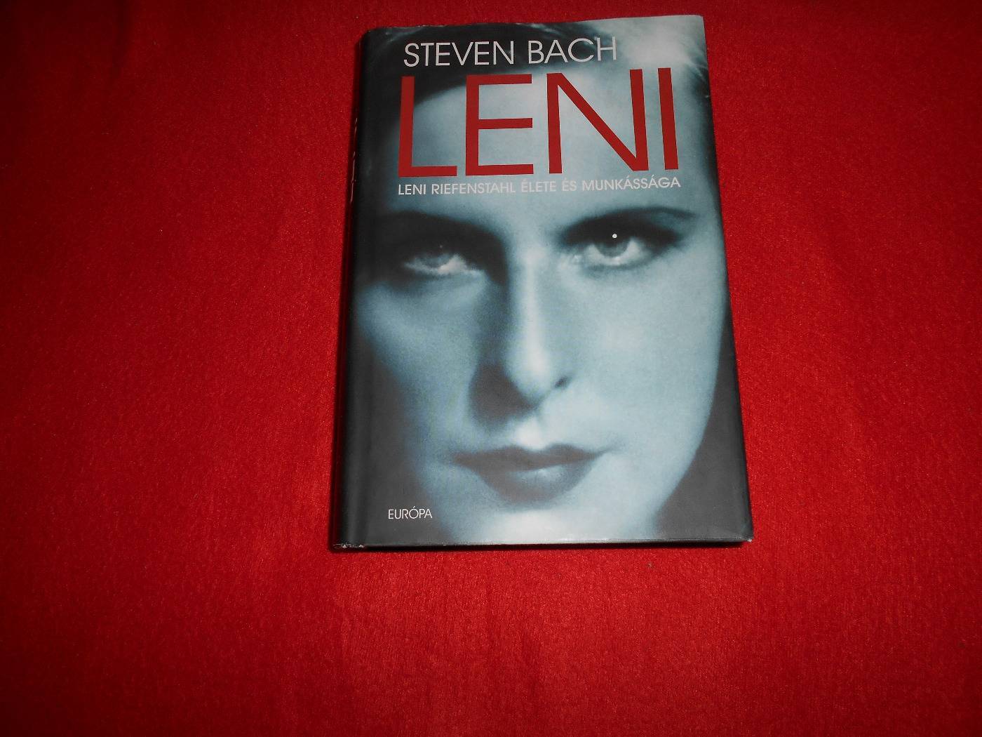 STEVEN BACH--LENI LENI RIEFENSTAHL ÉLETE ÉS MUNKÁSSÁGA (meghosszabbítva ...