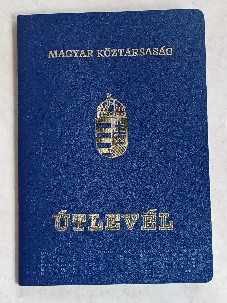 Magyar útlevél 1993 - Érdekes bélyegzőkkel bejegyzésekkel, pl. Kuvait ...