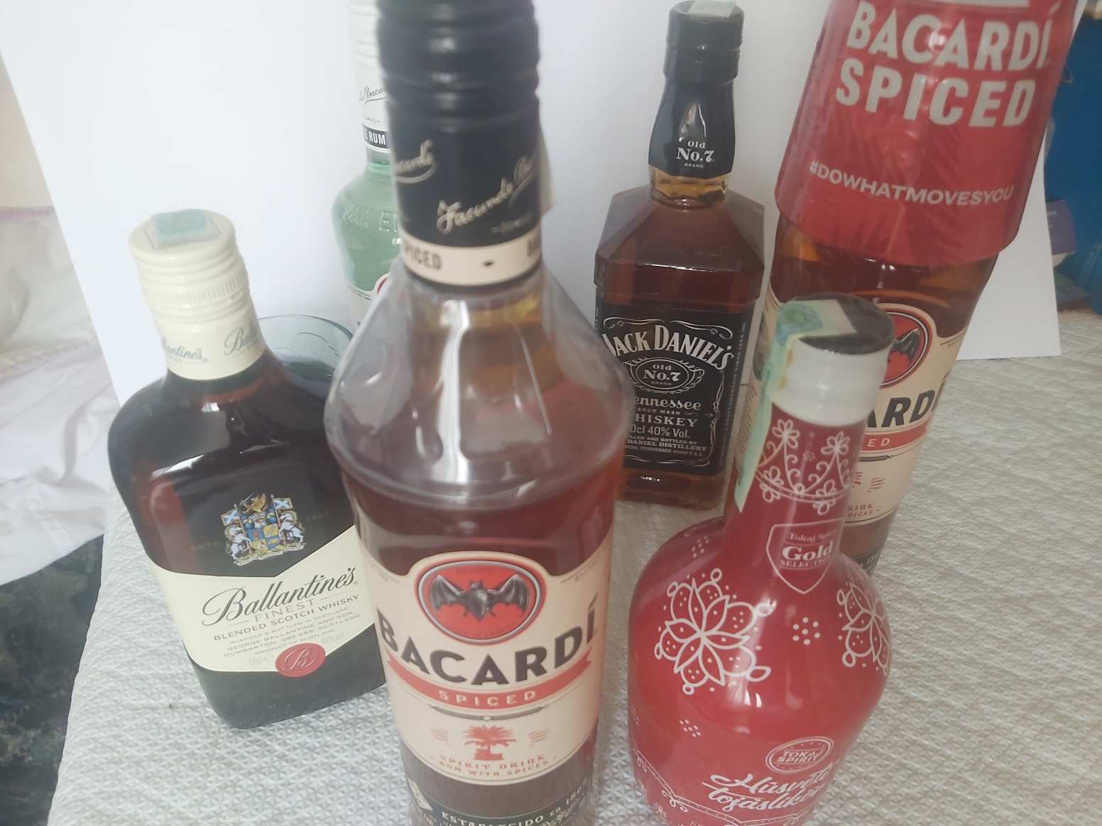 18+ - Prémium röviditalok : Bacardi, Ballentines, Jack Daniels poharakkal