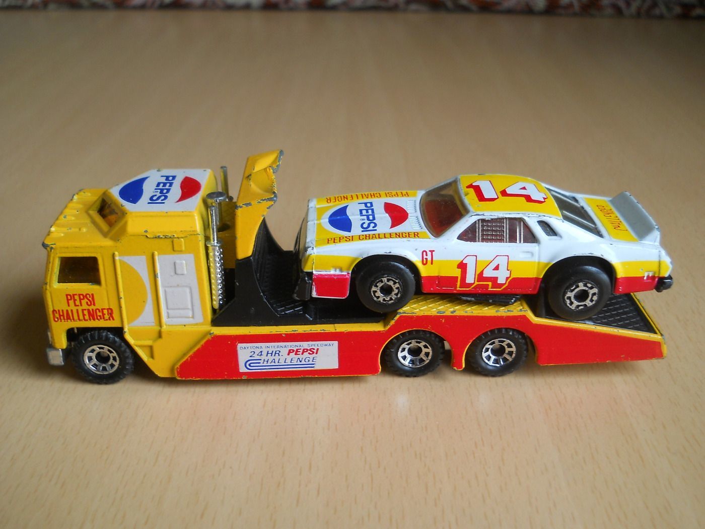 RÉGI MATCHBOX. KENWORTH CABOVER RACING TRANSPORTER+SHEVY PRO STOCKER ...