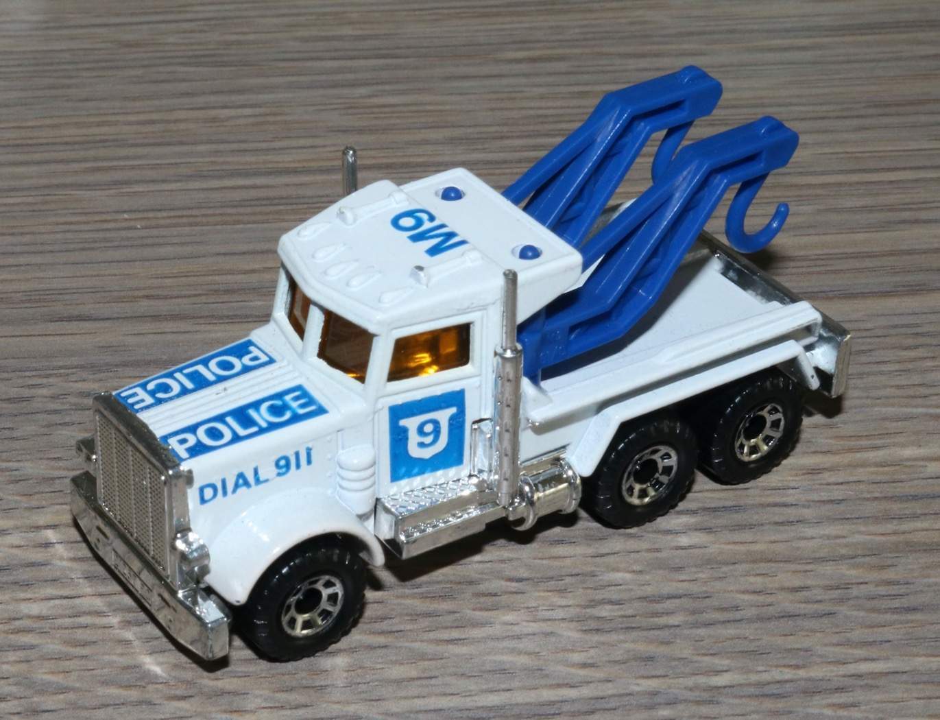 Matchbox (MB Intl.) #61 Peterbilt Wreck Truck POLICE M9 #9, borostyán üveg